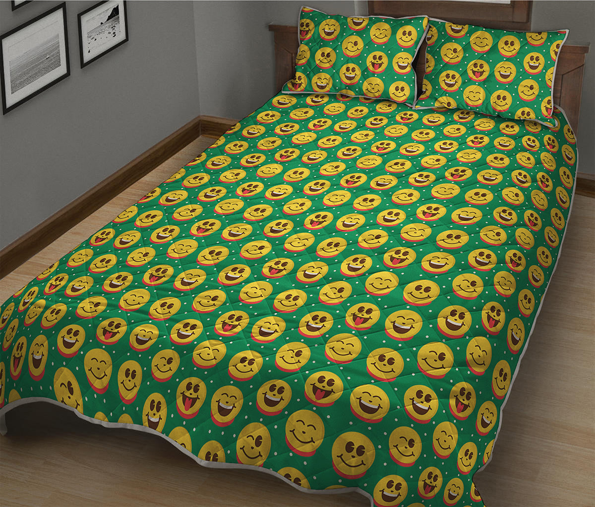 Cute Christmas Emoji Pattern Print Quilt Bed Set – GearFrost